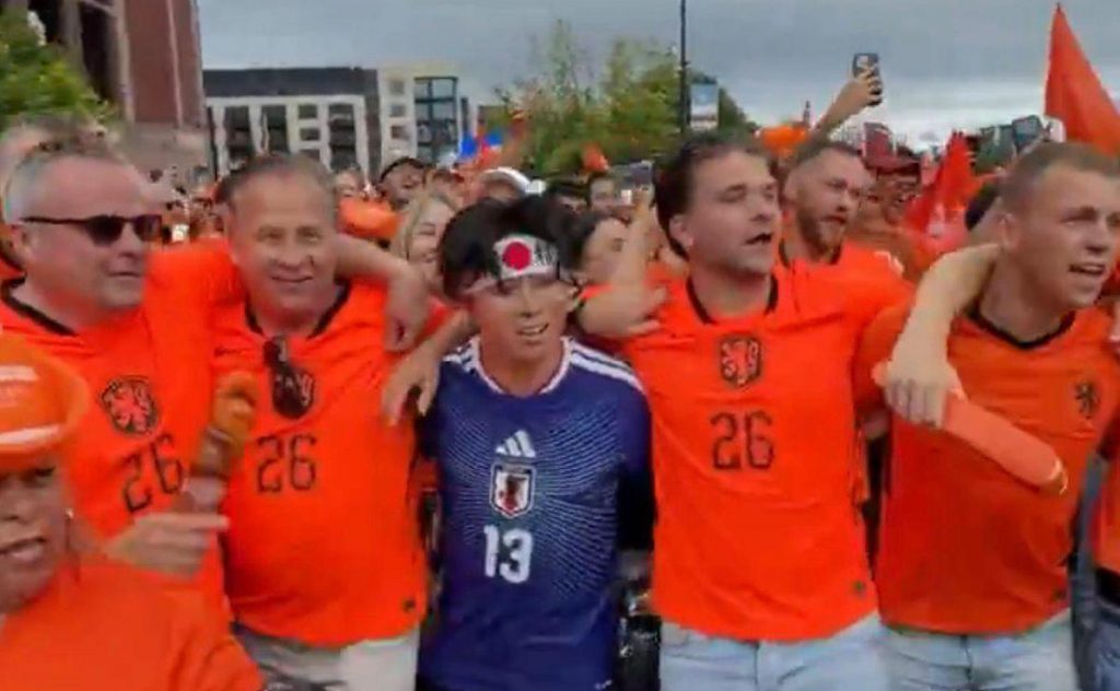 Mondiali, tifoso del Giappone 'superstar'... nella festa dell'Olanda ...